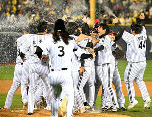 [사진]우승의 기쁨 나누는 LG - OSEN