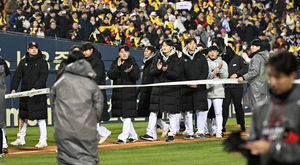 [사진]LG에 박수 보내는 KT - OSEN