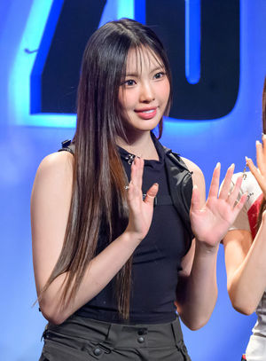 [사진]뉴진스 혜인,'롤드컵에서 만나요' - OSEN