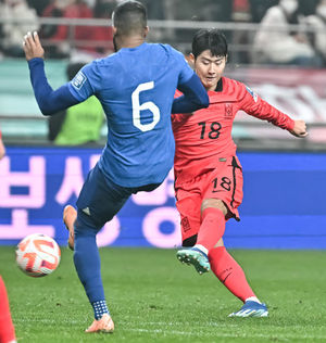 [사진]추가골 이강인,'중거리슛 정확하게' - OSEN