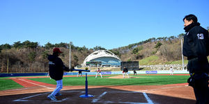 [사진]남녀노소 모두 함께 경기 펼치는 '2023 KBO컵 FAN 동호인 야구대회' - OSEN