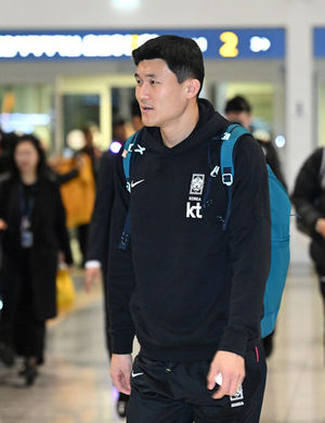 ‘대표팀에서만 2만KM 이동’ 혹사논란 김민재, 중국전에서도 풀타임 확정적…클린스만 “아파도 뛰어야 한다” - OSEN