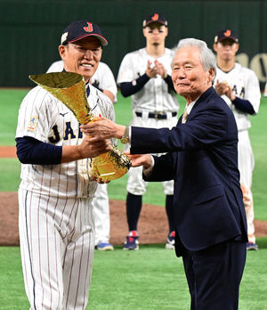 [사진]2023 APBC 우승 트로피 건네 받는 일본 이바타 감독 - OSEN