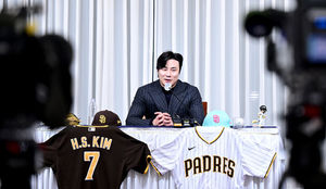 [사진]'한국인 첫 ML 골드글러브 수상' 김하성, '관심 한 몸에' - OSEN