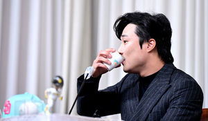 [사진]'한국인 첫 ML 골드글러브 수상' 소감 전하는 김하성, '목 축이며' - OSEN