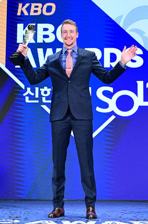 [사진]페디,'2023 KBO리그 MVP' - OSEN
