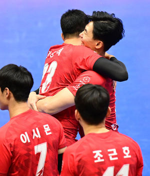 [사진]박철우, '신영석과 뜨거운 포옹' - OSEN