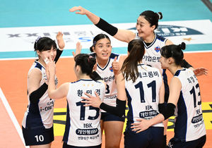[사진]득점에 환호하는 IBK기업은행 - OSEN