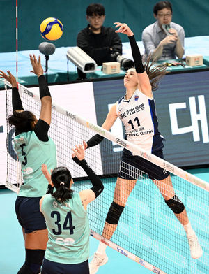 [사진]아베크롬비, '가볍게 넘긴다' - OSEN