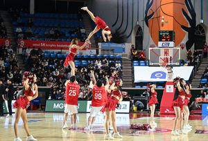 [사진]SK 치어리더,'멋지게 휘리릭' - OSEN