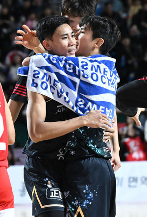 [사진]아반도,'역전 포옹' - OSEN