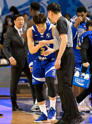 [사진]이정현 'KBL 역대 최초 600경기 연속 출전에 심판 축하 받으며' - OSEN