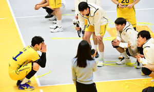 [사진]눈물 흘리는 김홍정 지켜보는 KB손해보험 - OSEN