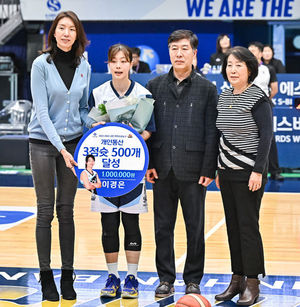 [사진]신한은행 이경은,'부모님과 함께하는 3점슛 500개 달성 기념 시상식' - OSEN