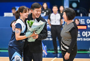 [사진]개인통산 3점슛 500개 달성 이경은,'부모님 축하에 함박미소' - OSEN