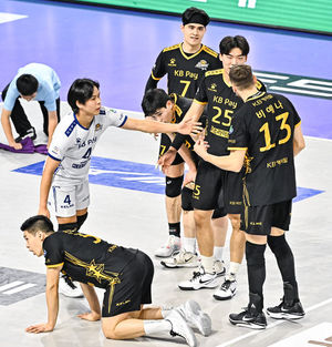 [사진]KB손해보험,'힘겹게 2세트 승리했어요' - OSEN