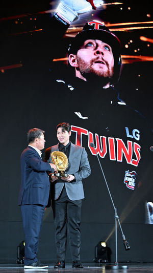 'KS 우승→황금장갑' 복덩이 외인 오스틴, 29년 만에 LG 1루수 골든글러브 수상하다 [GG] - OSEN