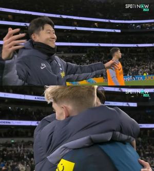 보자마자 염화미소+두 팔 쫘~악.. 손흥민, 'GOAT 추앙 고백' 고든과 다정한 포옹 - OSEN