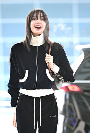 블랙핑크 리사, YG와 완전체 재계약 후 첫 공식석상 ‘후련한 미소’ [최규한의 plog] - OSEN