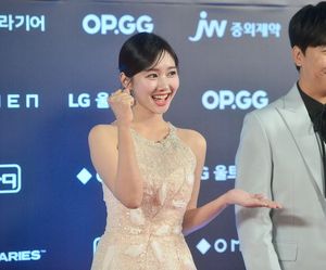 [사진] LCK 여신 윤수빈 아나 ‘러블리한 포즈’ - OSEN