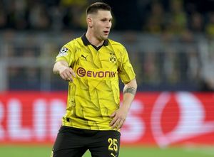 "모두가 내 가랑이를 봤을 거야"...BVB DF 쥘레, 음바페 슈팅 '슈퍼 세이브' 장면에 농담 - OSEN