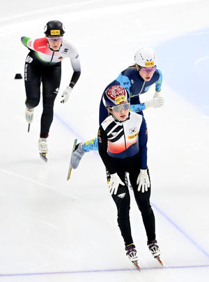 [사진]쇼트트랙 김길리, '여유있게 1500m 준준결승 1위로 통과' - OSEN