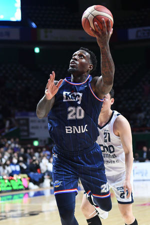 '라건아·송교창이 끝냈다' KCC, 3연승→5위 점프...'4Q 침묵' 소노 또 자멸 - OSEN