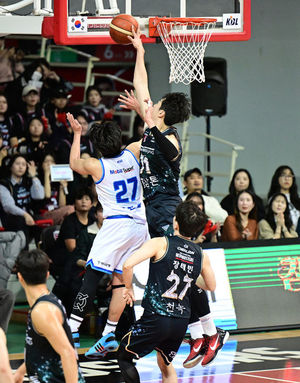 [사진]정효근, '엄청난 블록슛' - OSEN