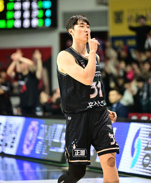 [사진]정효근, 3점 성공시키며 KCC 벤치 향해 '쉿' - OSEN