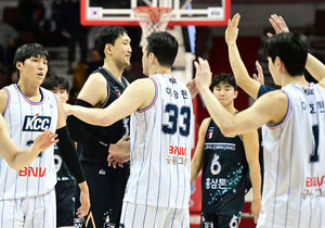 [사진]이종현, 'KCC 우승 후보 위용 되찾았네' - OSEN