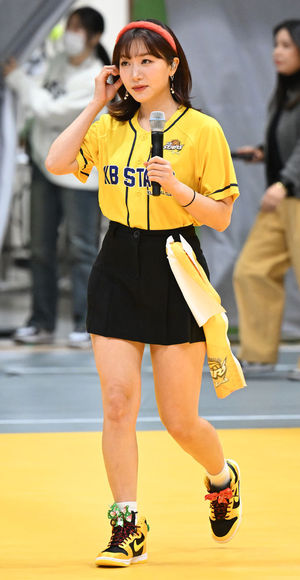 [사진]라붐 소연,'크리스마스 기념 KB스타즈 응원' - OSEN