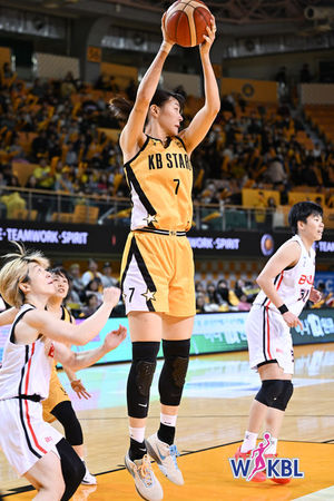 '박지수 더블더블+강이슬 19점' KB, BNK 제압...1위 우리은행과 1경기 차 - OSEN