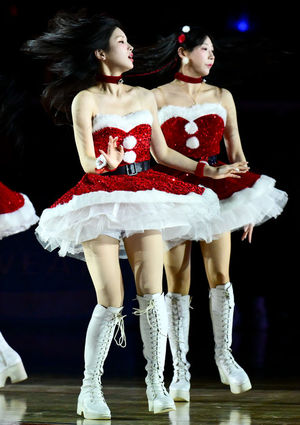 [사진]SK 치어리더, '빨간 산타복을 입고' - OSEN