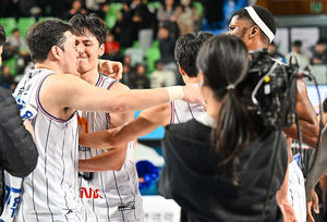 [사진] 크리스마스 승리 기분 내는 부산 KCC 선수들 - OSEN