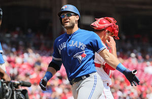 “오타니와 비교도 안 되지만” 토론토, ‘RYU 돕던’ GG 중견수 잡았다…1년 136억 재계약 - OSEN