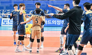 [사진]우리카드,'최하위 KB손해보험 상대 3-0 셧아웃 승리했어요' - OSEN