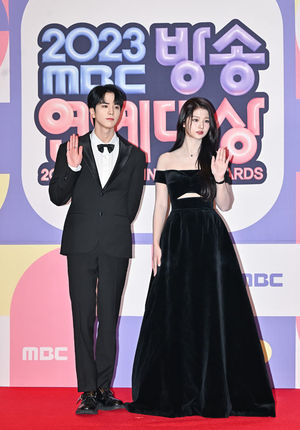 [사진]더보이즈 영훈-엔믹스 설윤,'선남선녀 음악중심 MC' - OSEN