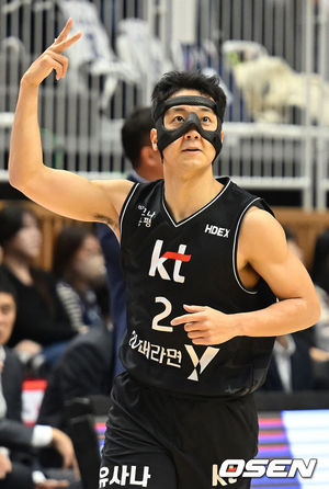 '코뼈 골절 허훈, 화려하게 복귀!' KT, KCC 8연승 저지... 15점차 대승+3연승 - OSEN