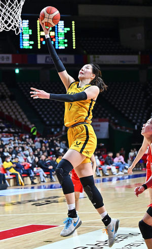 '박지수 22점-강이슬 16점' KB, BNK 잡아내며 단독 1위 질주 - OSEN