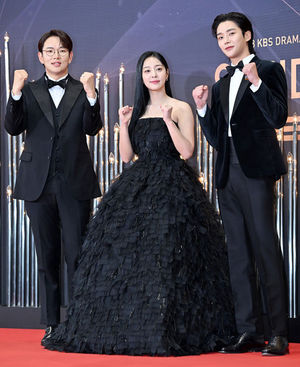 [사진]장성규-설인아-로운,'KBS 연기대상 MC들의 파이팅' - OSEN