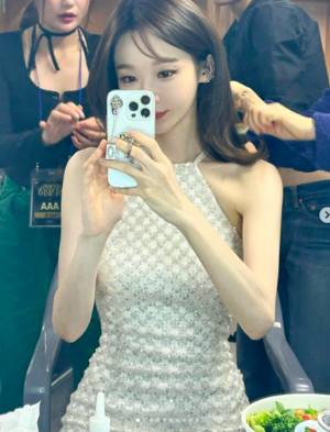 강민경, 홀터넥 드레스로 뽐낸 ’S라인 자태’..”잘가라 2023” - OSEN