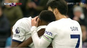 '6년 반 더' 계약 발표 임박.. '손흥민 애착인형', SON품에서 '눈물 펑펑' - OSEN