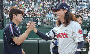 샐러리캡 한계인데...롯데 대체불가 '100홀드-100세이브' 듀오, 예비 FA 프리미엄 얼마나 챙겨줘야 하나 - OSEN