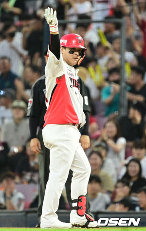 164cm 최단신 타격왕, 우승&GG 유격수, FA 70억, 2000안타 도전...멋진 야구인생 아닌가 - OSEN