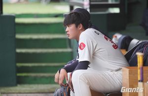 굳건한 필승조까지 가는 길이 험난했다...왜 팔꿈치 수술 받은 155km 영건 주목하나 - OSEN