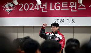 [사진]'디펜딩 챔피언' LG 캡틴 오지환, '2024년도 파이팅' - OSEN