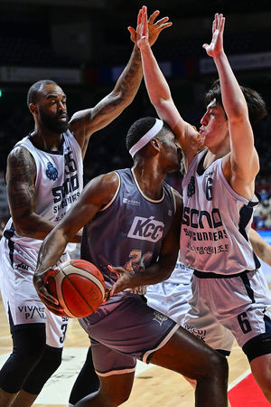 [사진] 존슨, 수비가 너무 촘촘한데 - OSEN