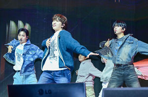 [사진]B1A4, '군백기 깨고 컴백' - OSEN