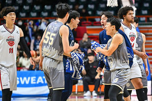 [사진] 송교창 3점슛 축하는 KCC 선수들 - OSEN