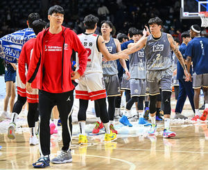 [사진] SK 13연승 저지한 최준용과 아쉬움 가득한 김선형 - OSEN